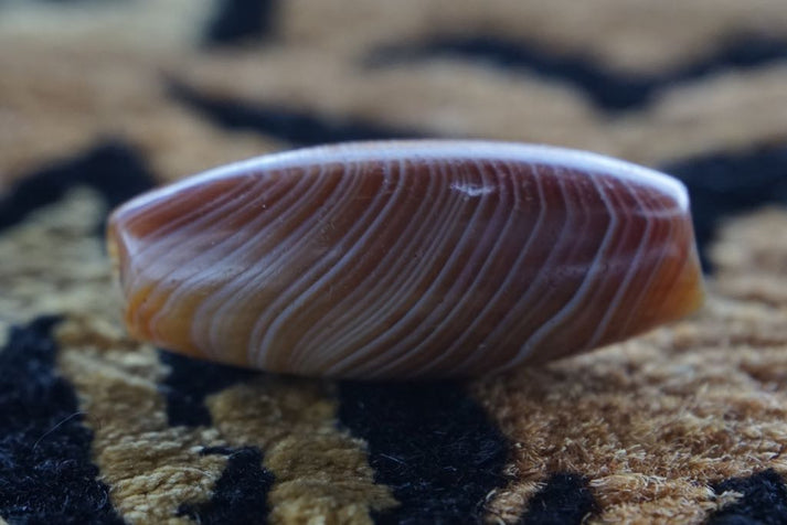 Ancient Indo Tibetan Chung dzi bead AT-06 – Singing bowl sound and craft