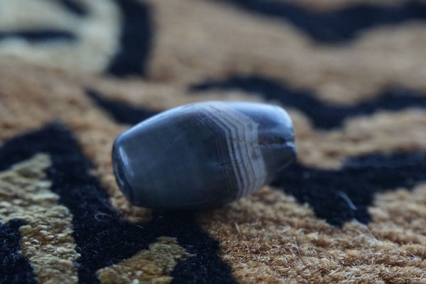 Ancient Indo Tibetan Chung dzi bead AT-09 – Singing bowl sound and craft